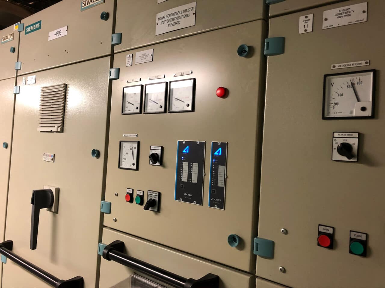 Arcteq arc flash protection system with AQ-1000 arc quenching device to ...